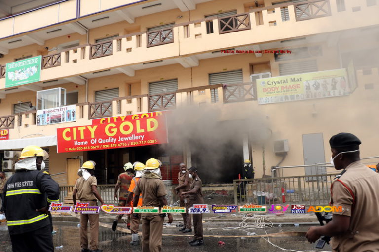 Fire outbreak at Makola market [Photos] - Adomonline.com
