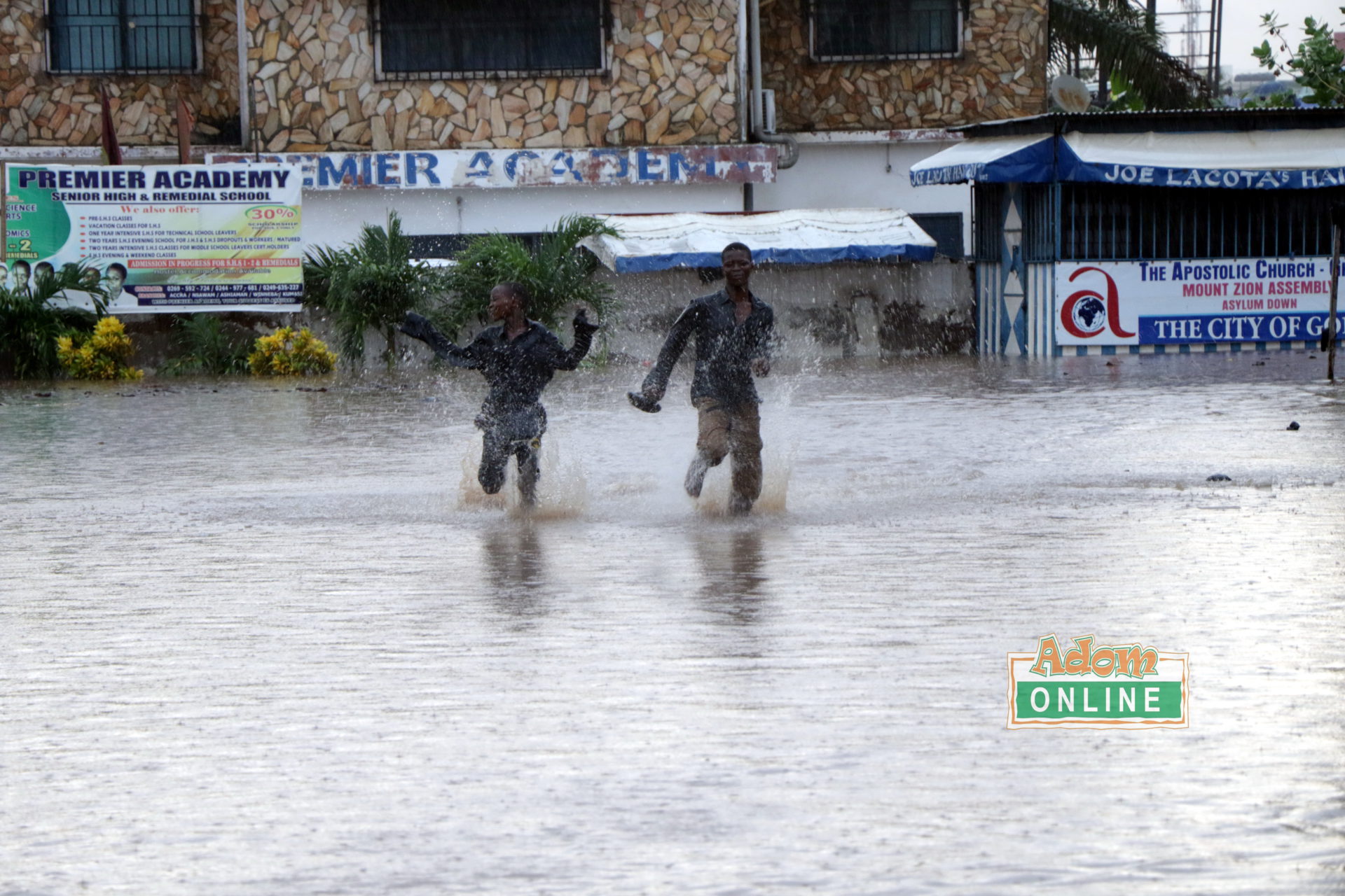 Exclusive photos of Accra flooding as Police rescue flood victims ...