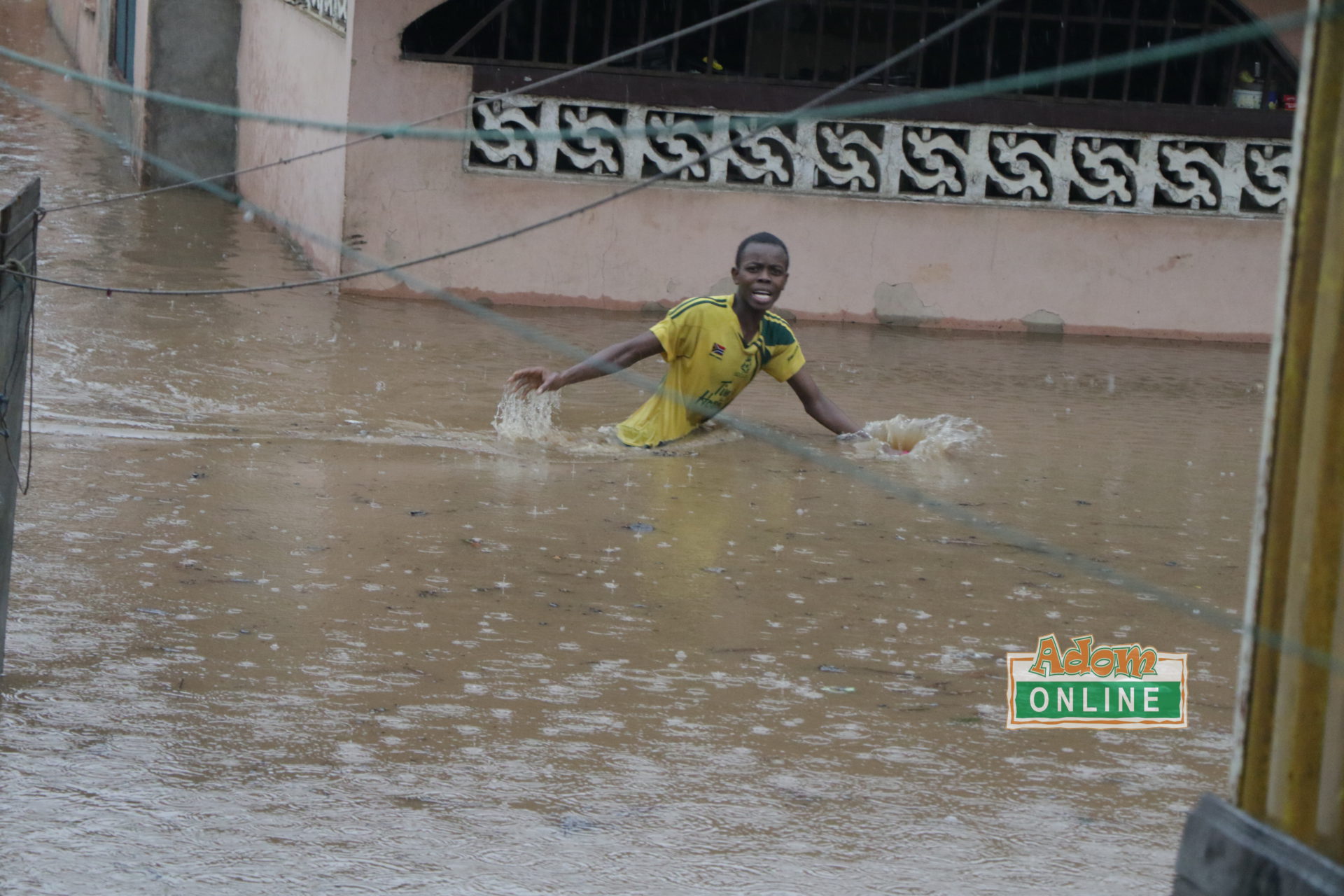 Exclusive photos of Accra flooding as Police rescue flood victims ...