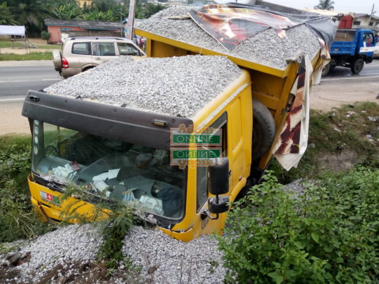 Photos: Tipper truck crashes taxi driver to death at Awutu Breku ...