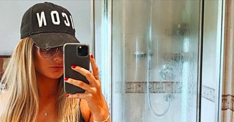 Woman posts bathroom selfie before spotting embarrassing reflection in ...