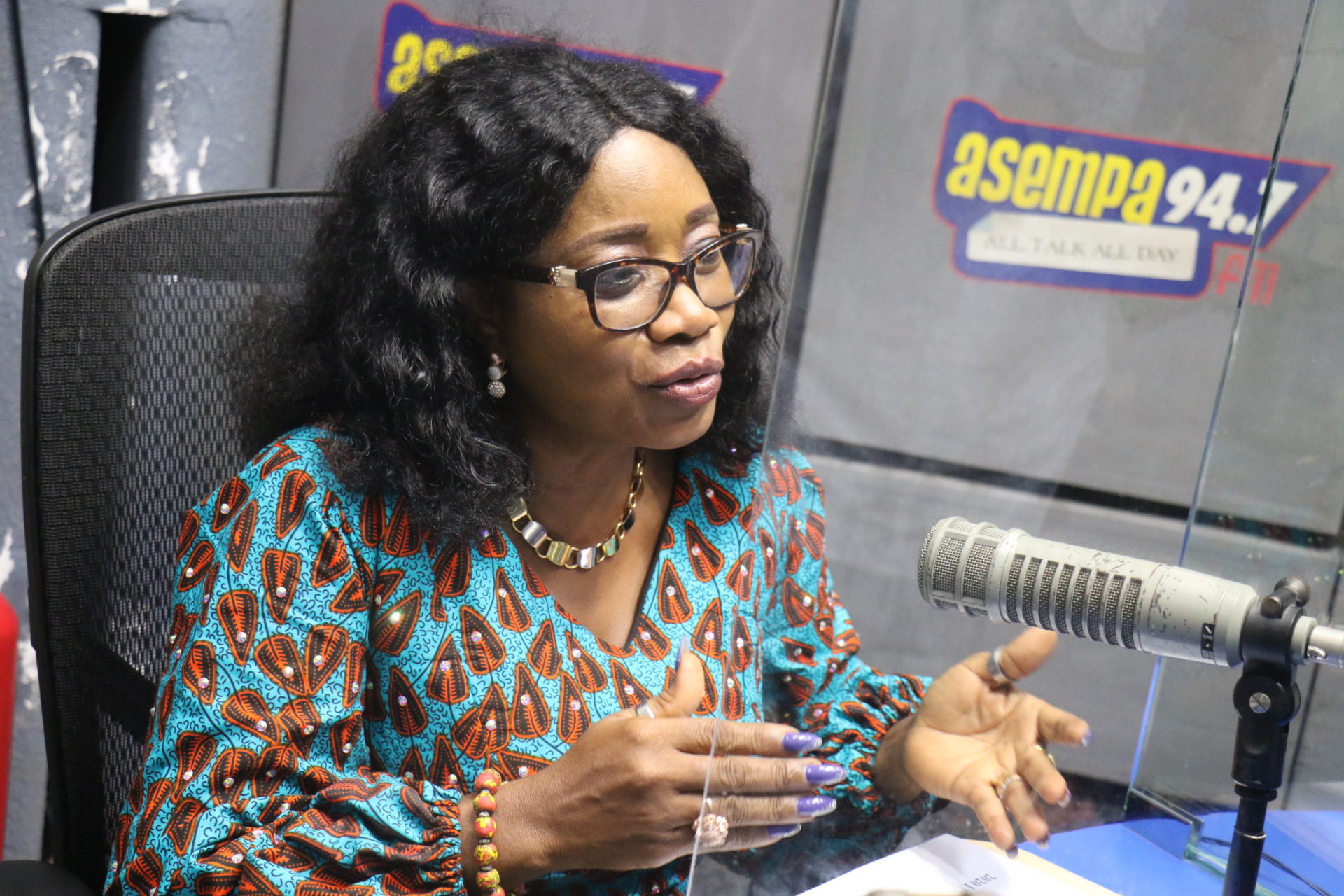 Agona Swedru market women go wild on Cynthia Morrison - Adomonline.com