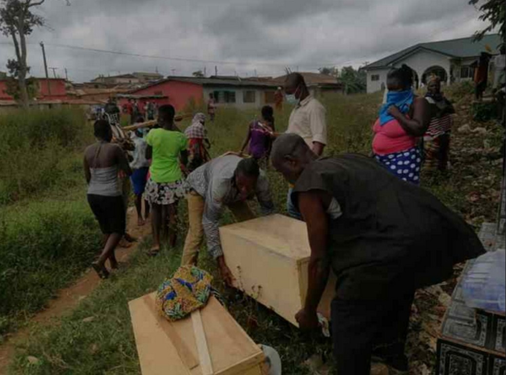Mad rush for corpses as traditional leaders reclaim parts of cemetery ...