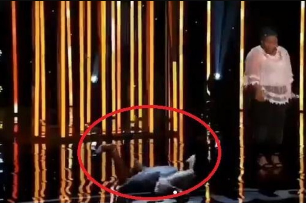 Moment singing contestant fainted on stage [Watch] - Adomonline.com