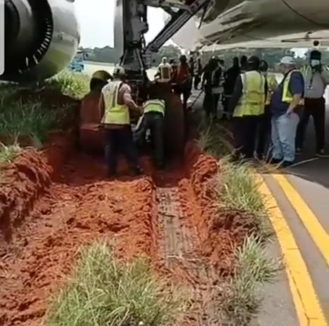 Scary moment airplane got stuck after skidding off runway [Video ...