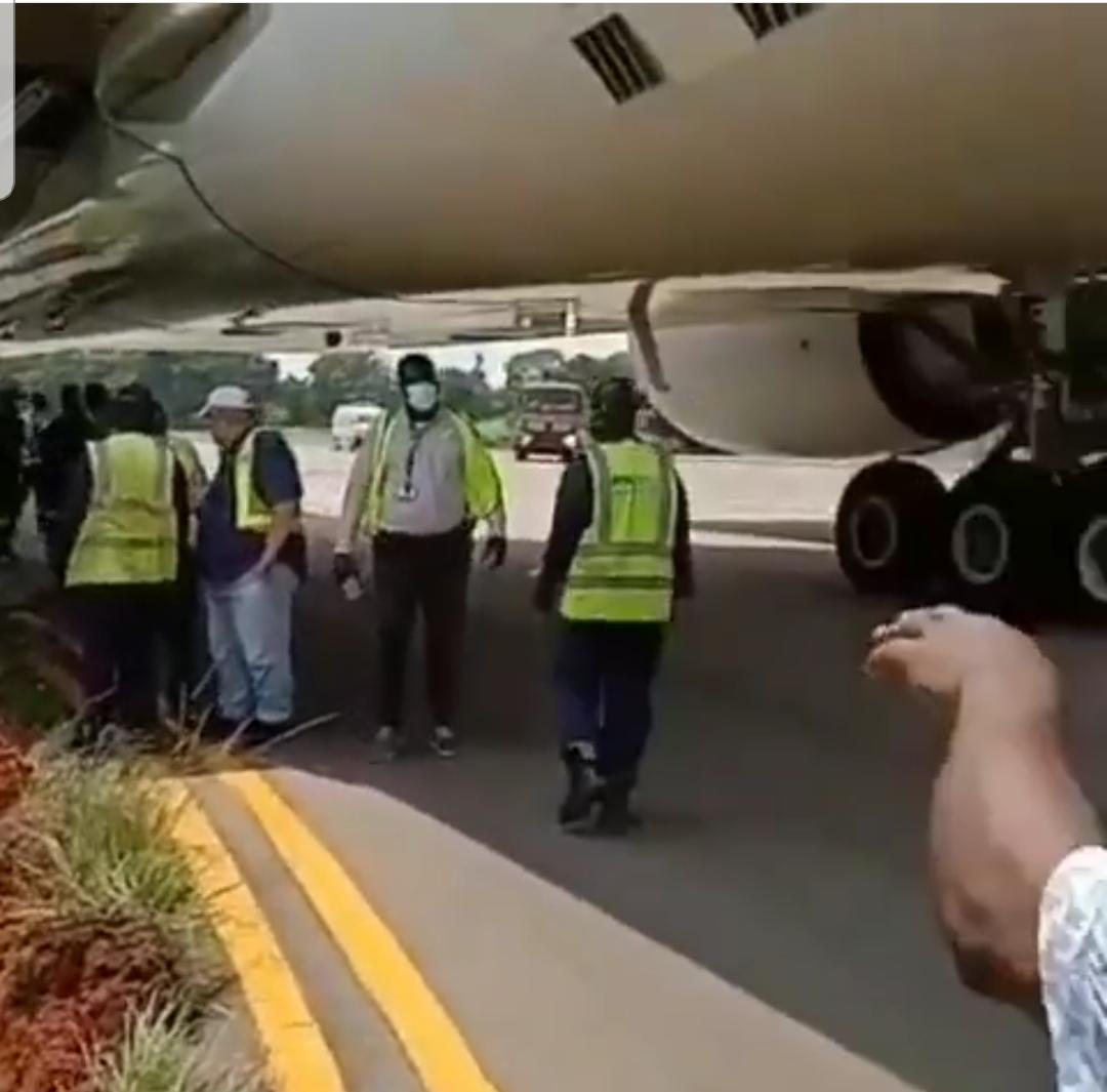 Scary moment airplane got stuck after skidding off runway [Video ...