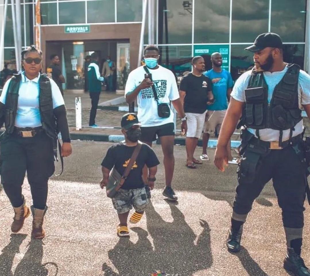 Shatta Bandle surrounded by armed men in Nigeria [Photos] - Adomonline.com