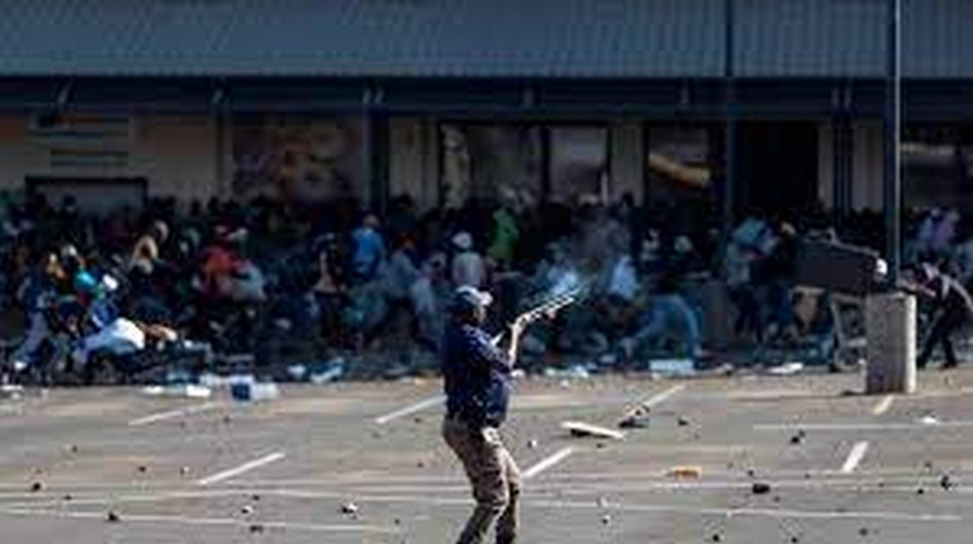 South Africa Zuma riot: Top politician apologises for punching looter ...