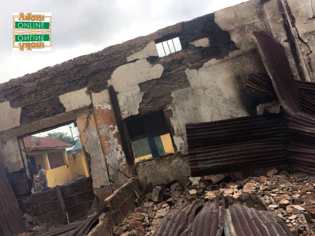 Fire destroys nurses, police quarters at Bompata [Photos] - Adomonline.com