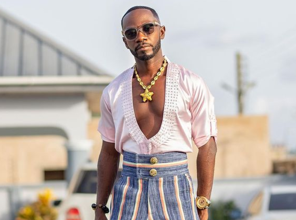 Photo of Okyeame Kwame wearing a boxer gets fans talking - Adomonline.com