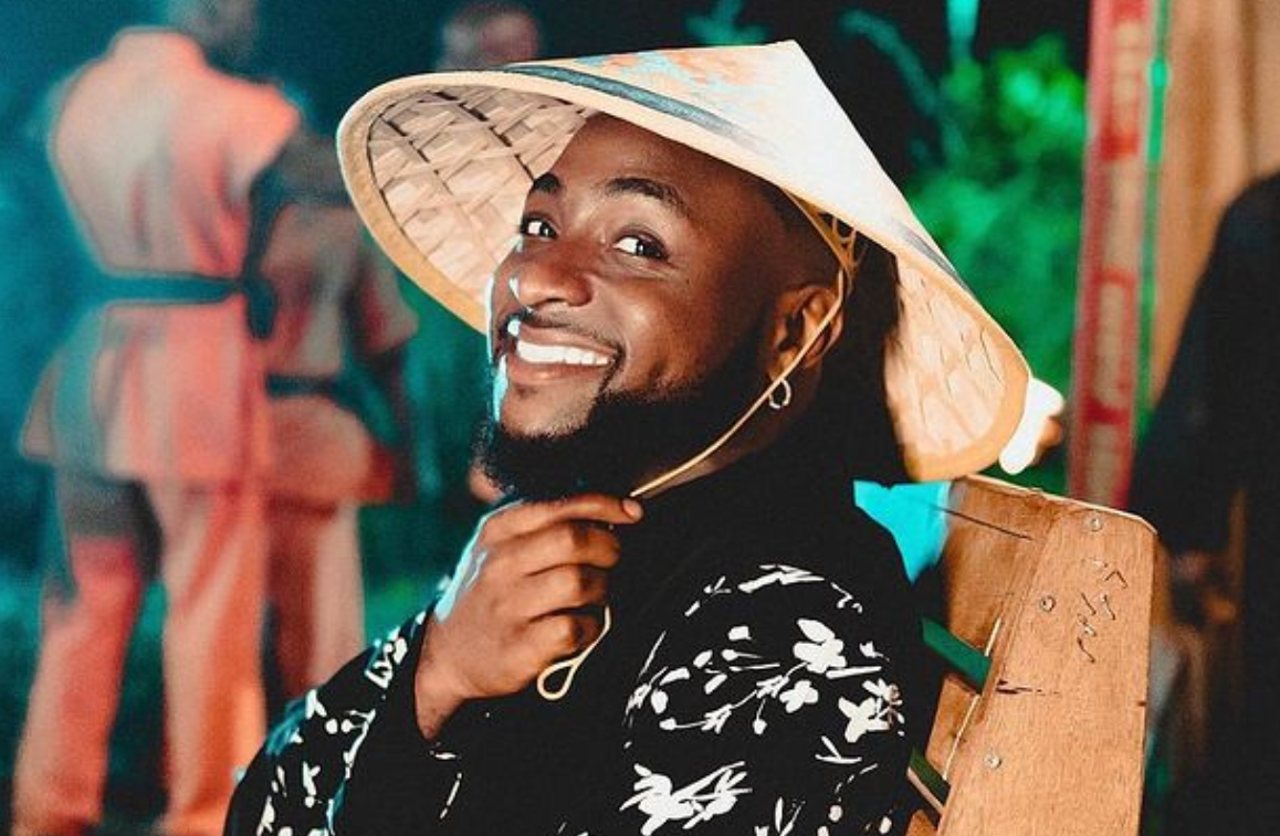 Davido gifts his entire team members diamond chains - Adomonline.com