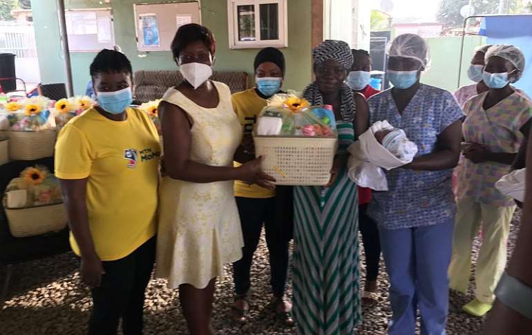 MTN Ghana gifts hampers to babies born on Christmas - Adomonline.com MTN Ghana gifts hampers to babies born on Christmas - Adomonline.com