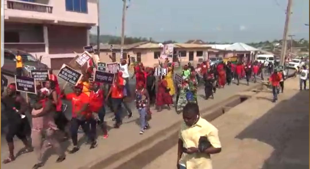 Angry Fomena NPP members paint party office with NDC colours, Mahama's ...