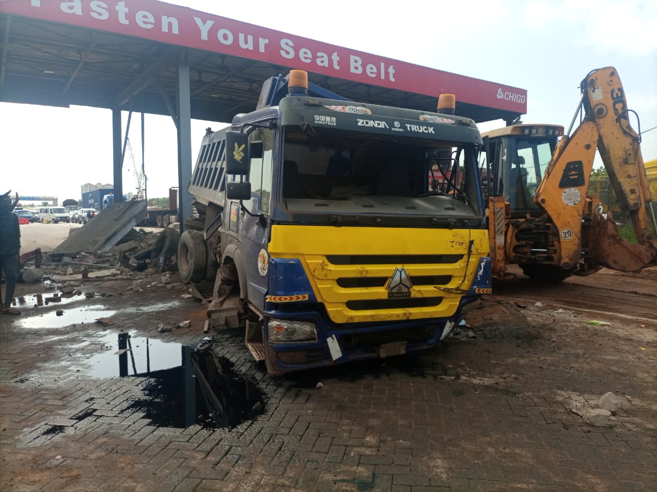 Two injured as truck crushes tollbooth at Tema [Photos] - Adomonline.com