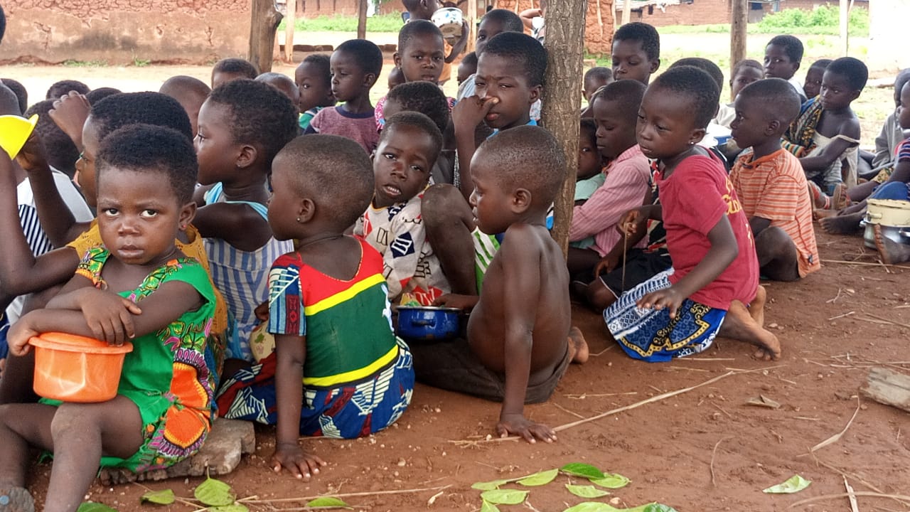 Cement blocks used as chairs by Pechie Basic School pupils - Adomonline.com