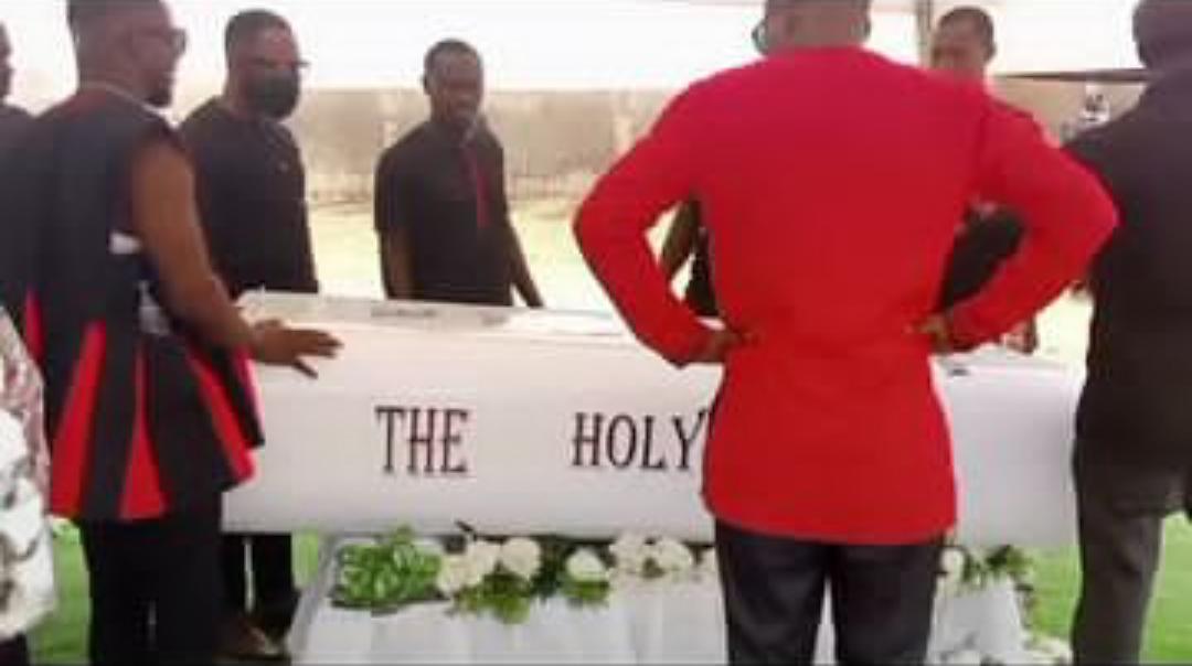 Kumawood actor Patrick Sarfo buried in unusual coffin - Adomonline.com