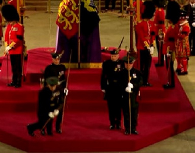 Shocking moment a British Royal Guard collapsed near Queen Elizabeth II ...