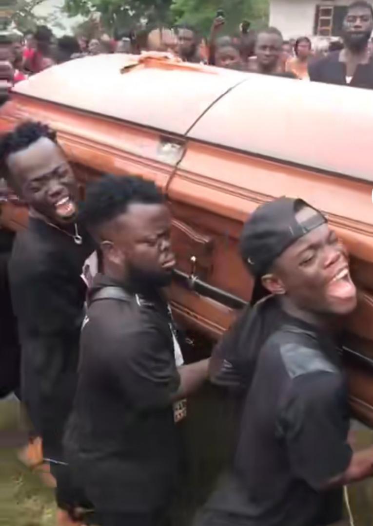 Tears flow as diminutive actors carry coffin of late actor Baba ...