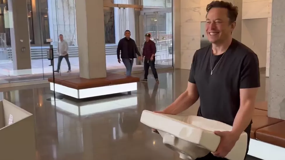 Elon Musk visits Twitter carrying sink as deal looms [Watch ...