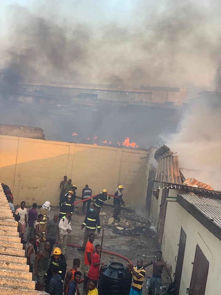 Fire guts shops at Kantamanto [Video+Photos] - Adomonline.com