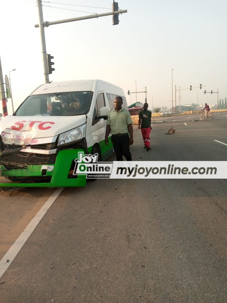 STC bus crashes with pick-up truck on Accra-Tema motorway [Video+Photos ...