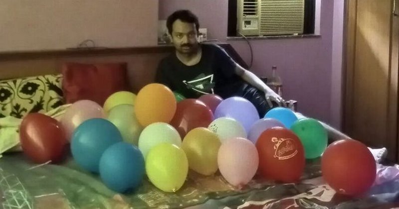 Man in love with balloons shares bed with them - Adomonline.com
