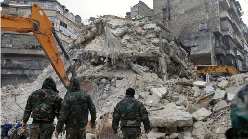 Turkey earthquake: Survivors in streets as rain hampers rescue ...