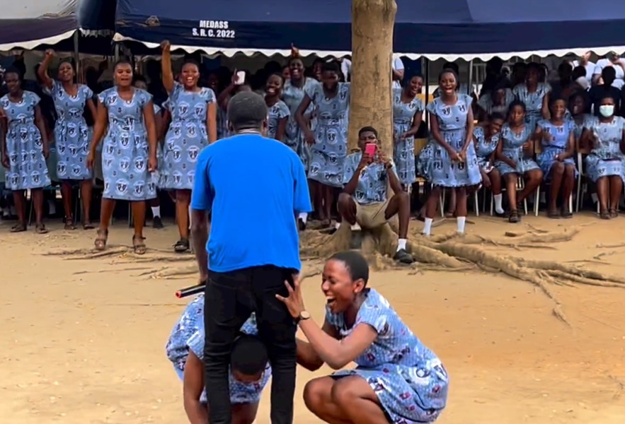 Emotional moment students of MEDASS sang for Lilwin [Video ...