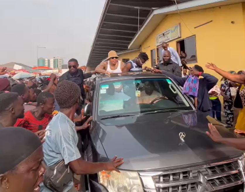 ‘Chaos’ as Kuami Eugene and Rotimi splash cash on Accra streets - Adomonline.com