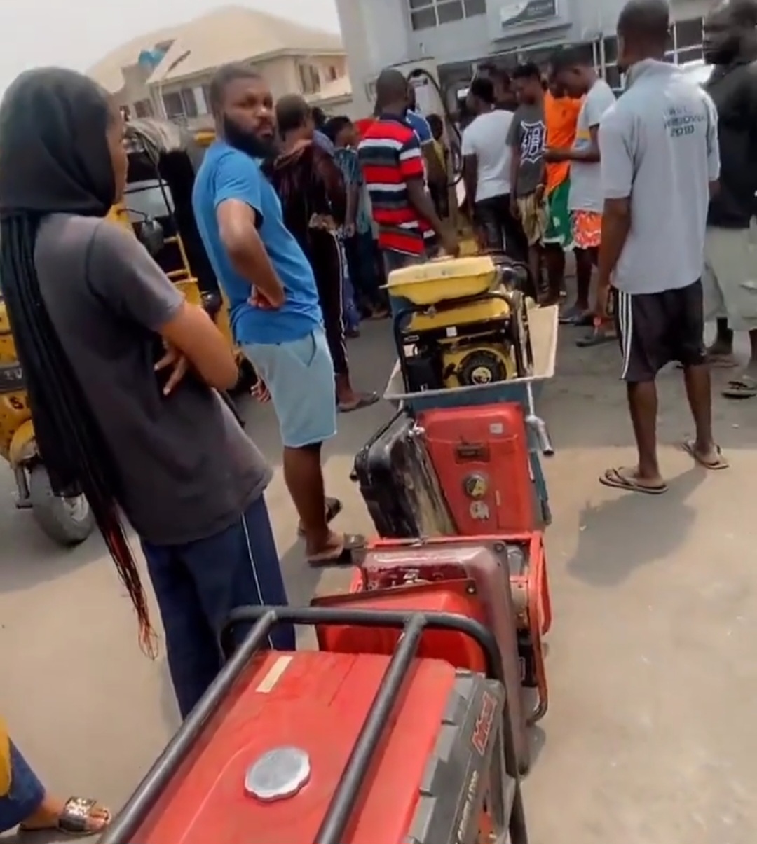 Fuel scarcity: Nigerians queue with generators at filling stations - Adomonline.com
