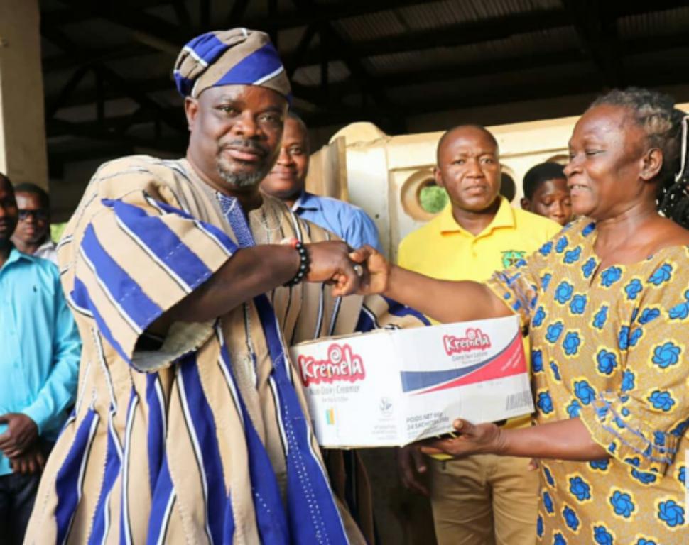 MCE presents relief items to victims of Eremon SHTS fire - Adomonline.com