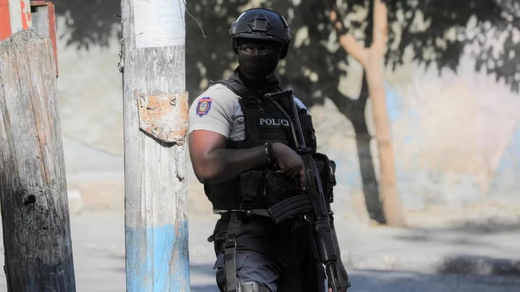 Mob burns 13 suspected gang members to death - Adomonline.com