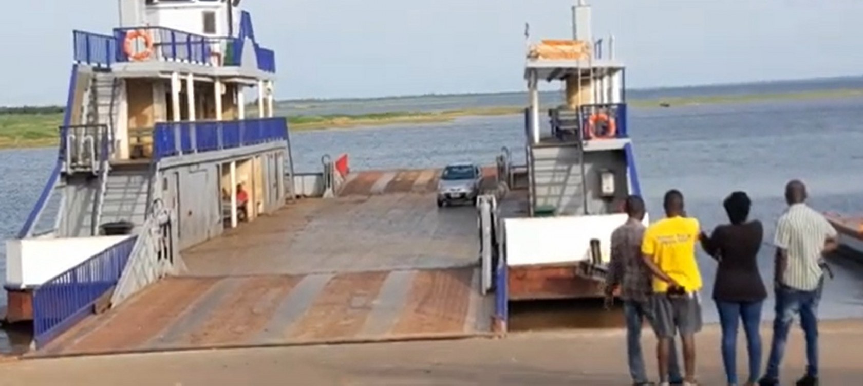 Hundreds stranded as ferry breaks down at Afram Plains - Adomonline.com