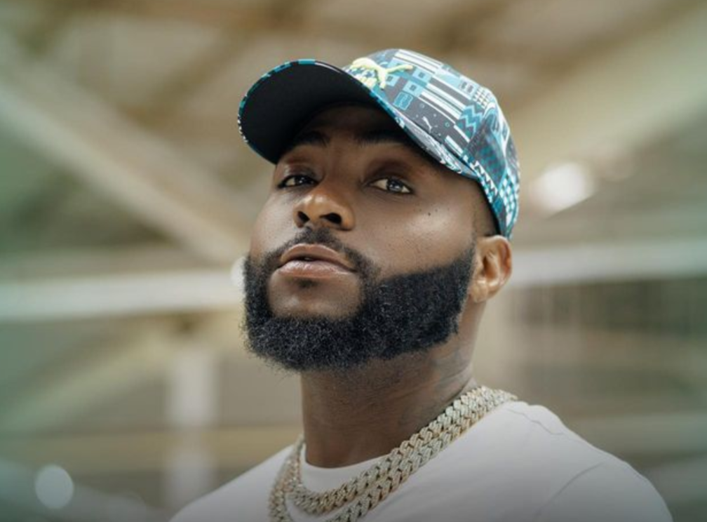 Check out Davido's reaction when he met his lookalike in a club [Video ...