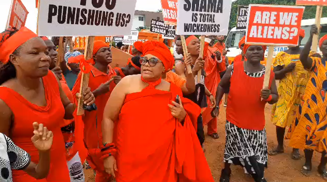 Shama queen mother chases Roads Minister over bad roads - Adomonline.com