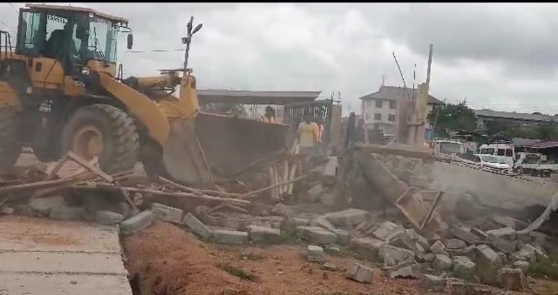 Gomoa East Assembly demolishes road-blocking structure in Gomoa Akotsi ...