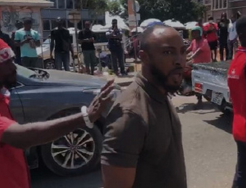 #OccupyJulorBiHouse: Bridget Otoo’s husband fights police for harassing his wife - Adomonline.com