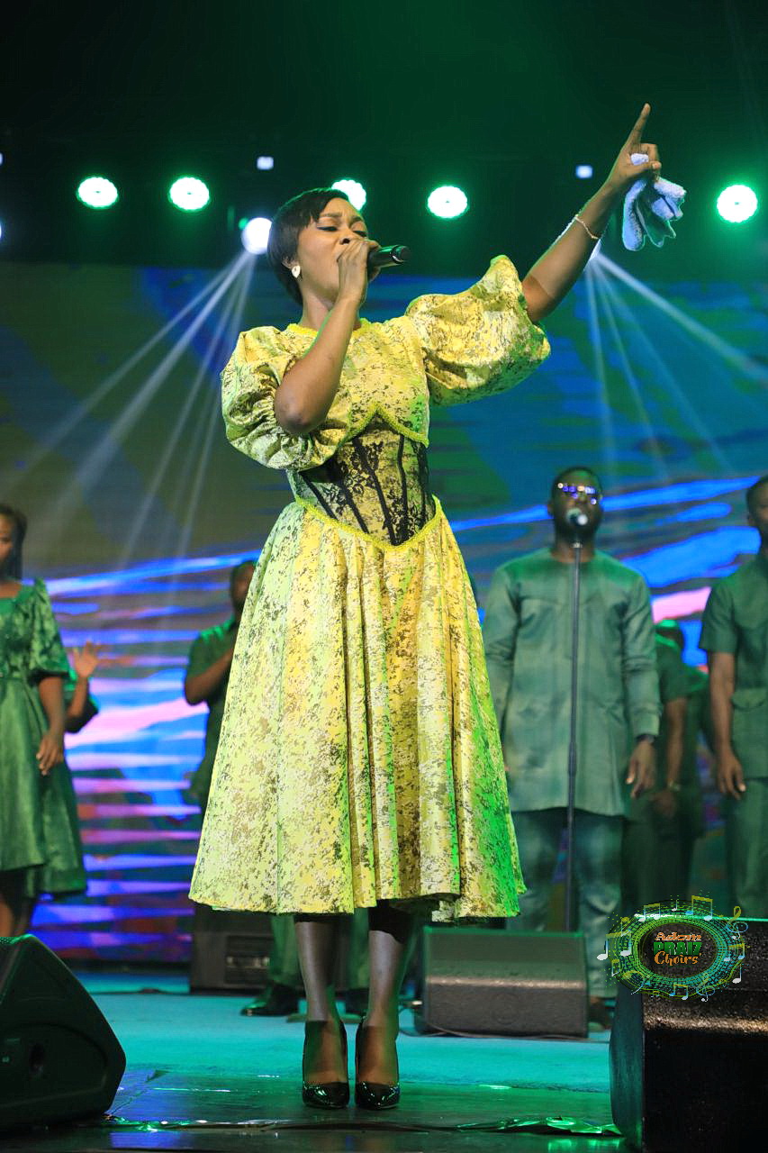 Efe Grace's powerful worship at Adom Praiz Choirs' Edition - Adomonline.com