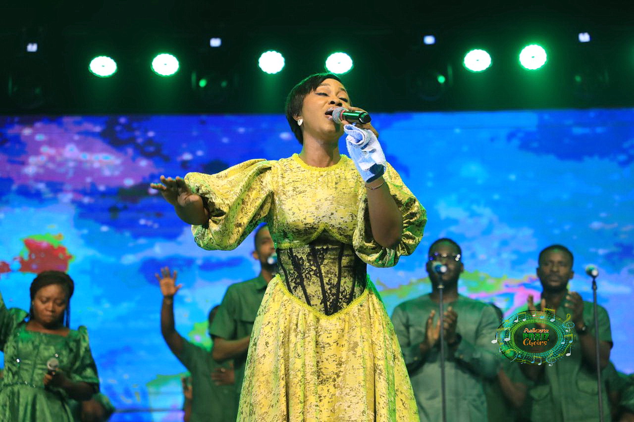Efe Grace's powerful worship at Adom Praiz Choirs' Edition - Adomonline.com