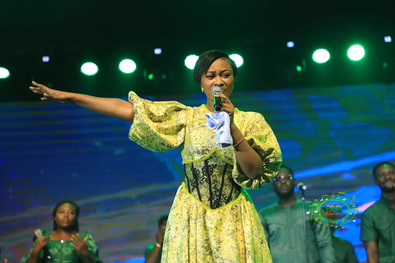 Efe Grace's powerful worship at Adom Praiz Choirs' Edition - Adomonline.com