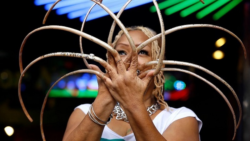 World's longest fingernails record holder finally cuts them off [Video ...