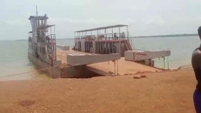 Ferry over Oti river breaks down, drivers, passengers stranded [Photos ...