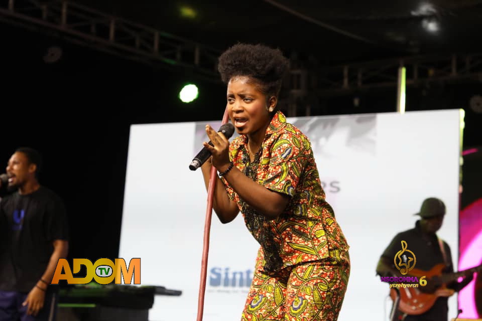 Beautiful mesmerizes audience with soulful rendition of Amakye Dede classic at Nsoromma grand ...