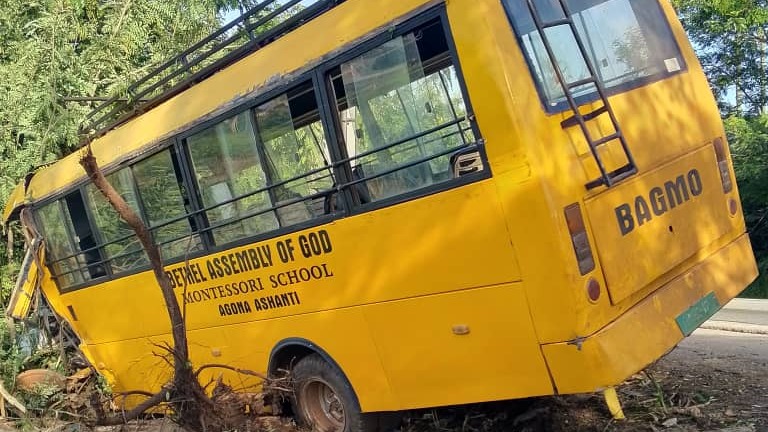 Several injured after school bus runs into tree - Adomonline.com