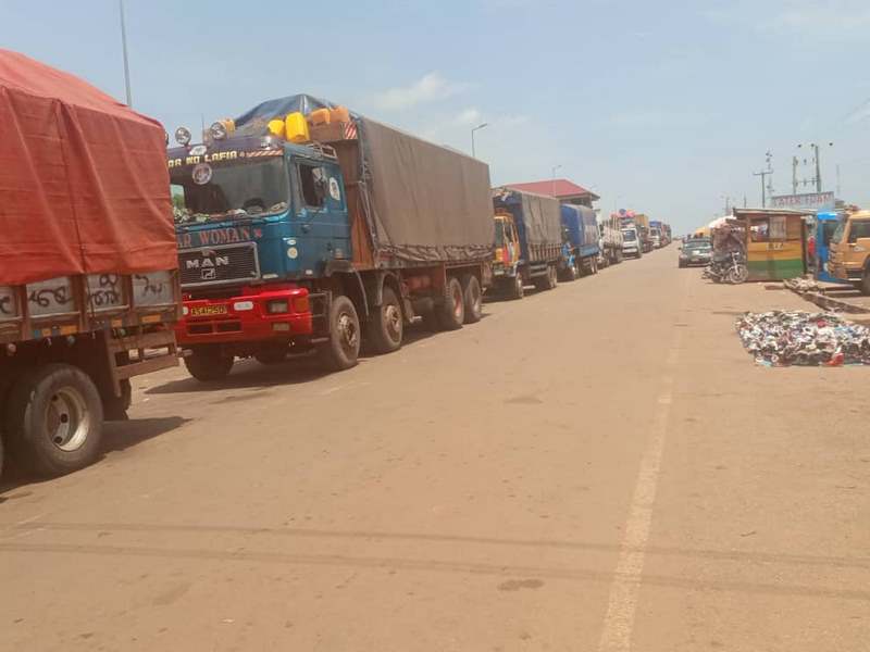Ferry over Oti river breaks down, drivers, passengers stranded [Photos ...