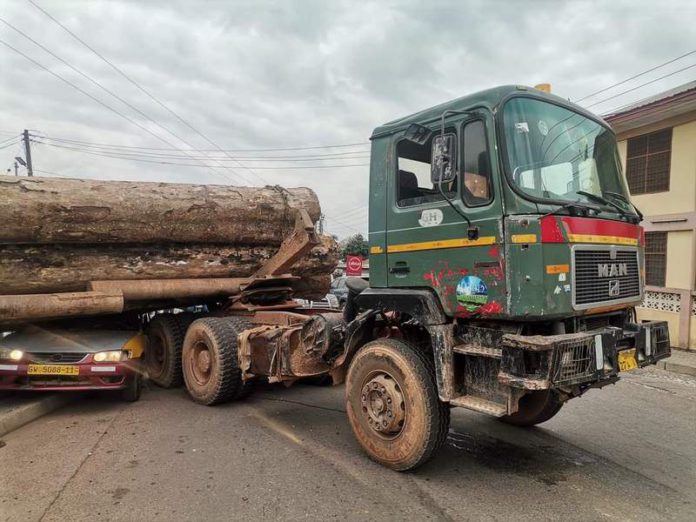 Timber truck runs over taxi cab at Obuasi Amangoase [Photos ...