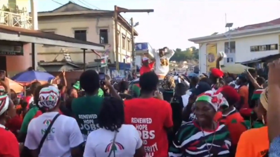 Patapaa draws crowd as he campaigns for NDC at rally