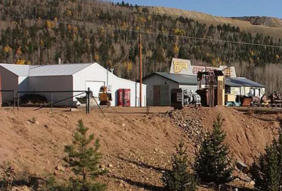 One dead and 12 tourists trapped in Colorado gold mine - Adomonline.com