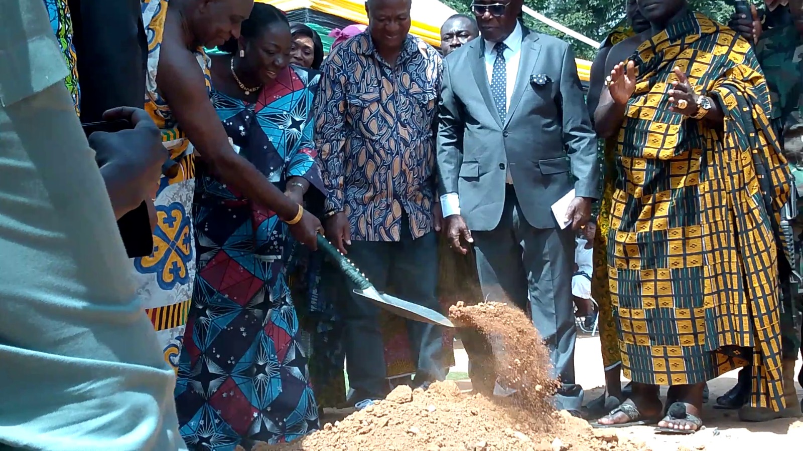 Otumfoɔ Osei Tutu II Foundation cut sod for redevelopment of Kumasi ...