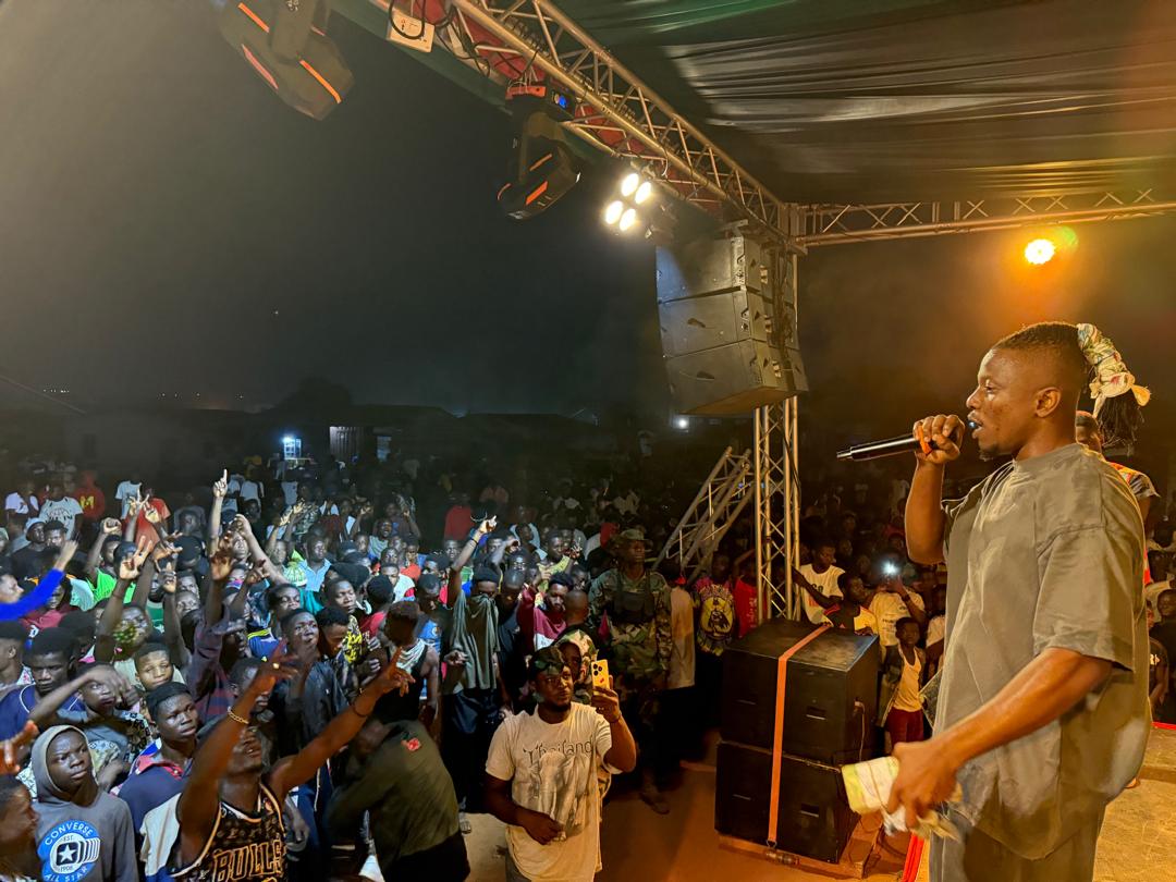 Afienya Fest 2024: Lord Morrgan promises fan new motorbike - Adomonline.com